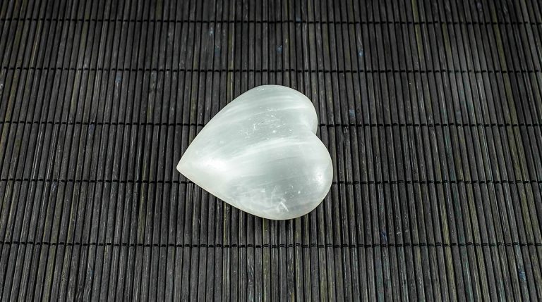 Pierre Sélénite - Propriétés, Vertus et Bienfaits - Lithothérapie.net